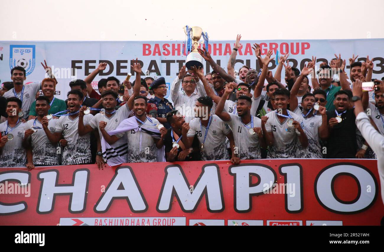 Die Spieler und Funktionäre des Mohammedan Sporting Clubs feiern, als ...