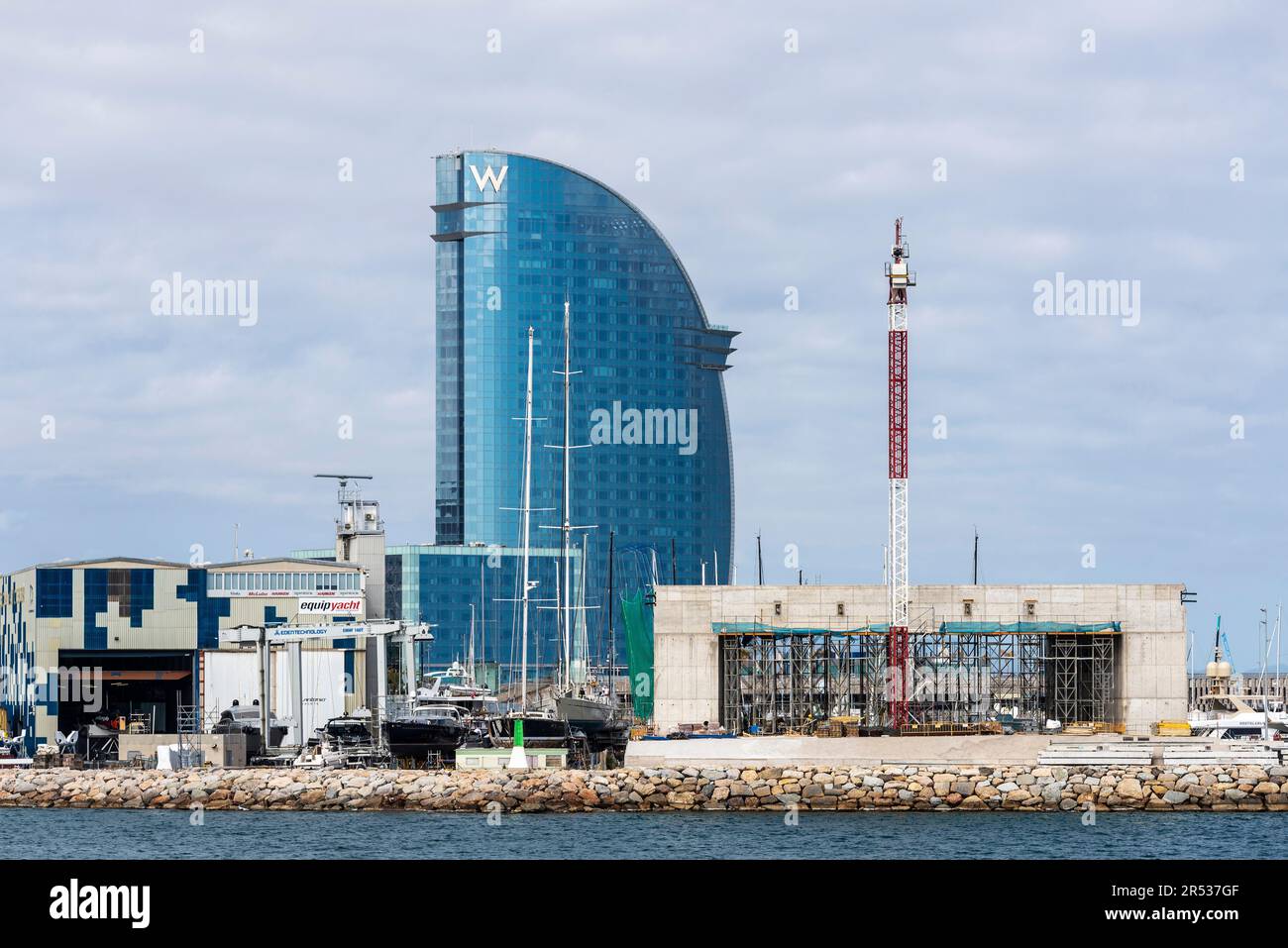 Barcelona, Spanien - 17. April 2023: Blick auf die Werft im Hafen von ... Barcelona, Spanien - 17. April 2023: Blick auf die Werft im Hafen von ...