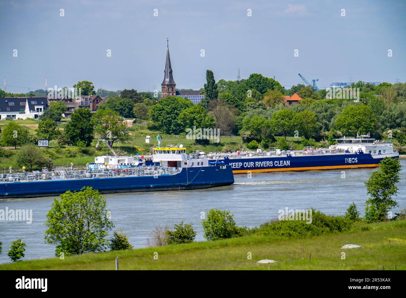 Frachtschiffe auf dem Rhein bei Duisburg-Baerl, Gastanker Ineos Aloo ...