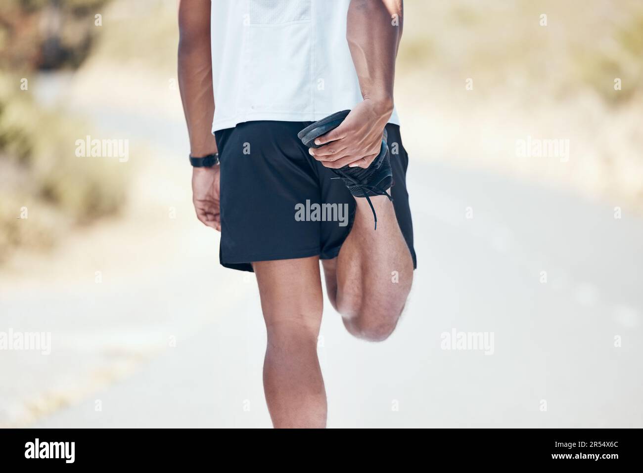 Strecken, Laufen und Nahaufnahme eines Mannes auf der Straße für Training, Workout und Training ...