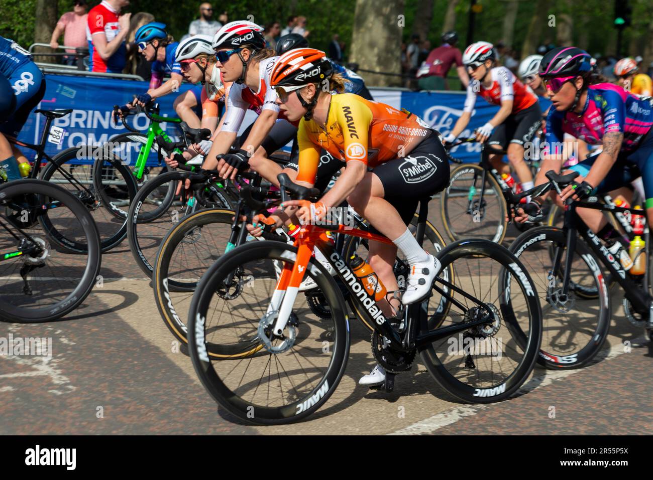 Rennfahrer fahren beim Classique UCI Women's WorldTour Road Race 3 der ...