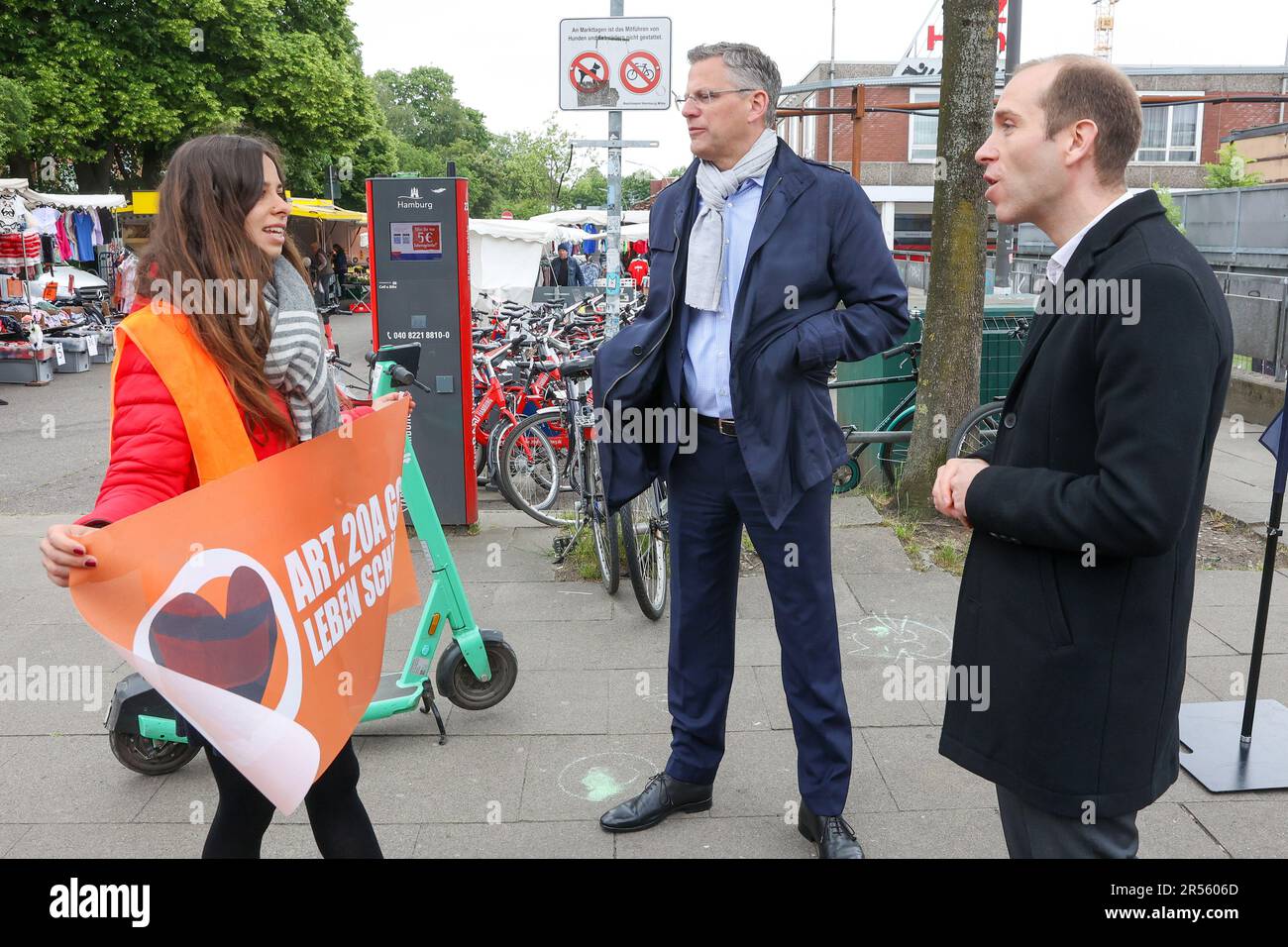 01. Juni 2023, Hamburg: Christoph de Vries (2. von links, CDU ...