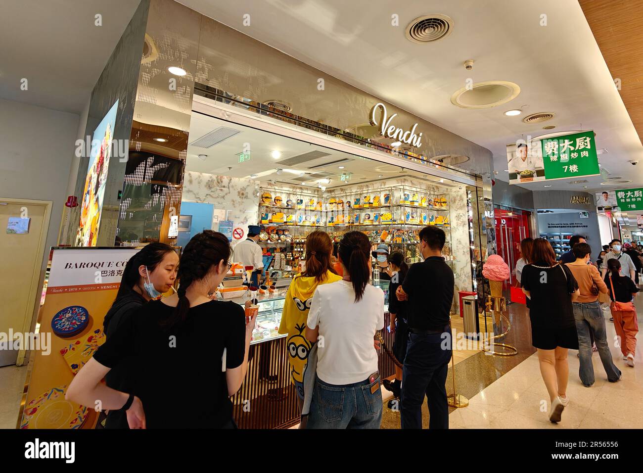 SHANGHAI, CHINA - 1. JUNI 2023 - Kunden stehen Schlange, um Eis im VENCHI Store in Shanghai ...