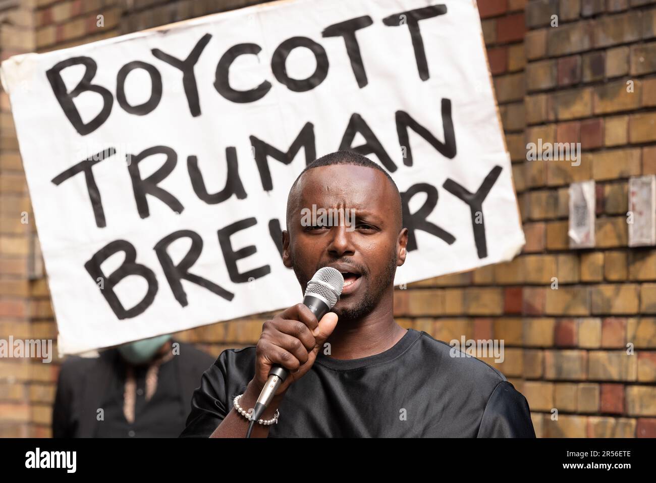 Ein Mitglied der Save Brick Lane Kampagne spricht bei einer Kundgebung ...