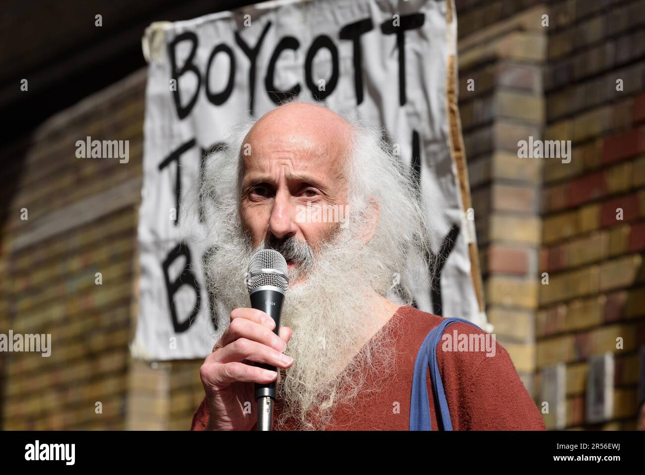 Der Dichter Stephen Watts spricht bei einer Rallye „Save Brick Lane“ in ...