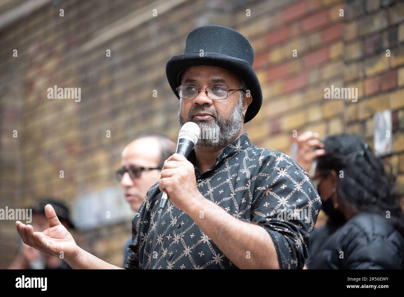 Ein Mitglied der Save Brick Lane Kampagne spricht bei einer Kundgebung ...