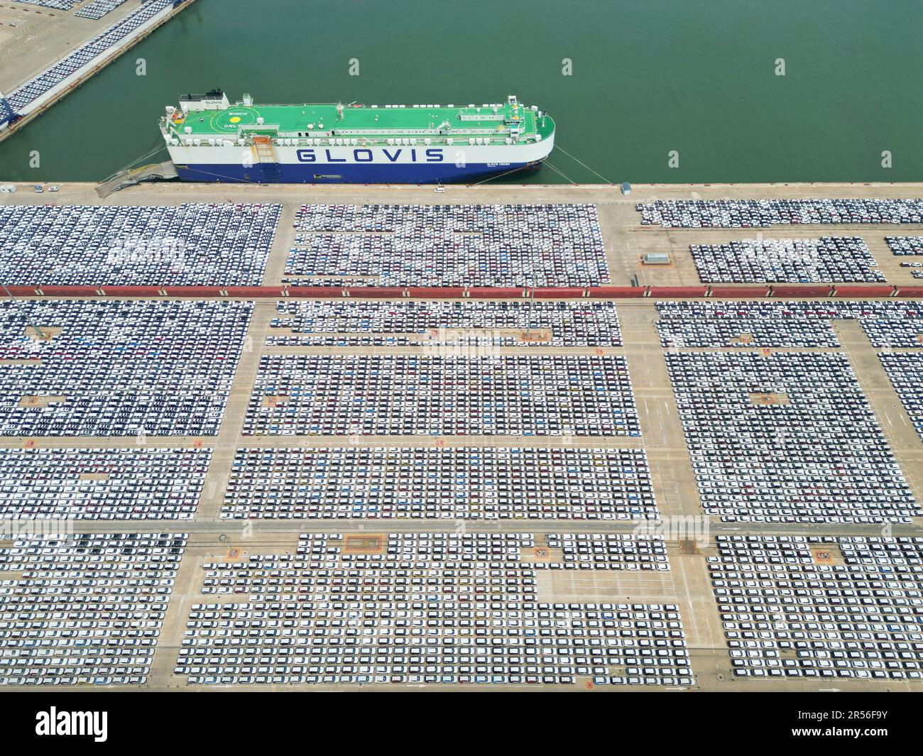 YANTAI, CHINA - 1. JUNI 2023 - Im Hafen von Yantai wird Eine große ...