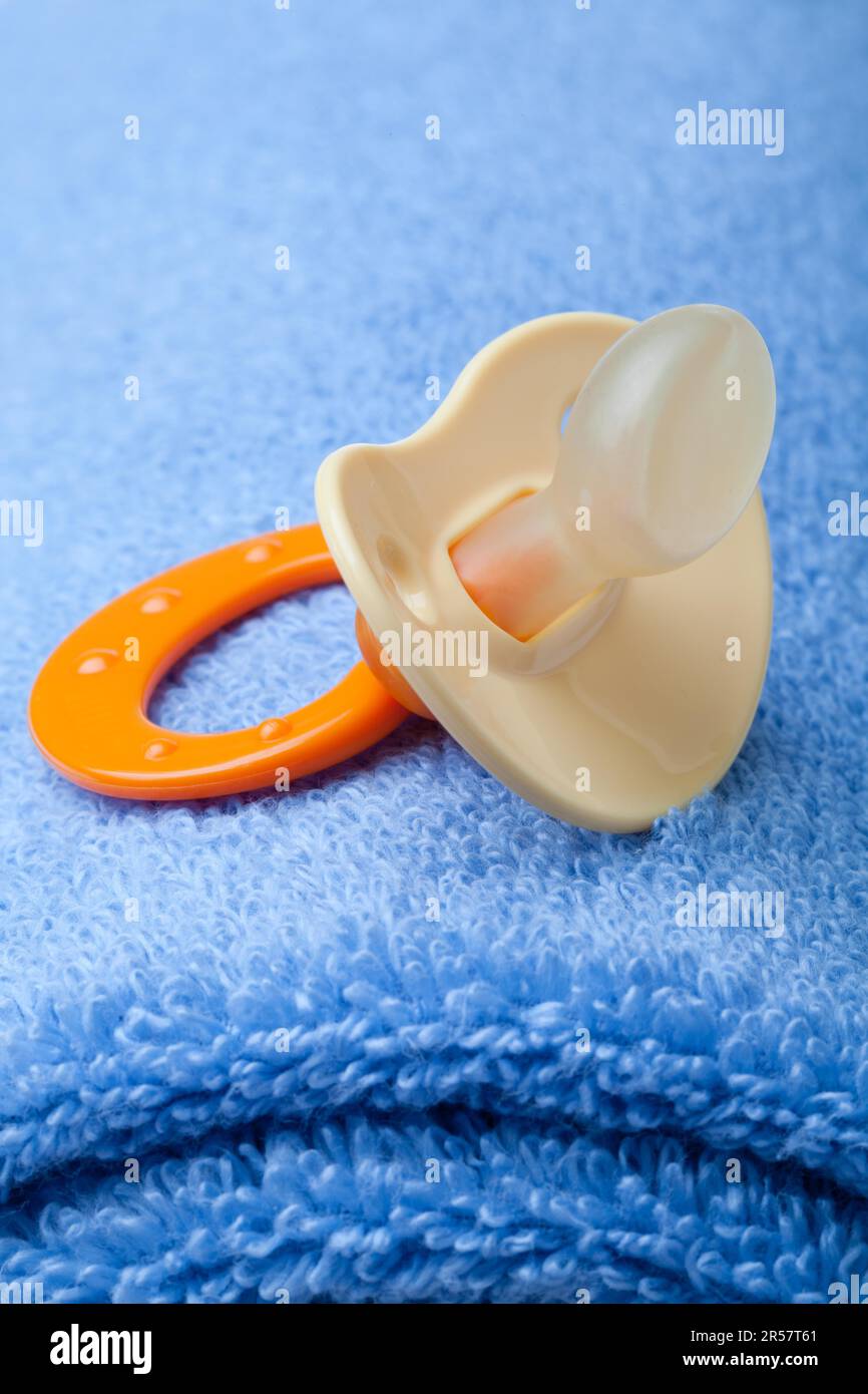 Kind mit schnuller -Fotos und -Bildmaterial in hoher Auflösung – Alamy