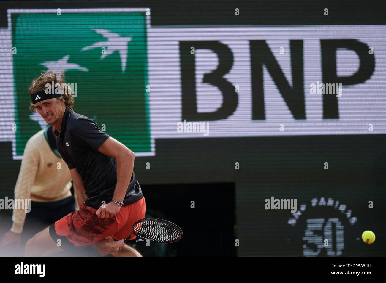 Paris, Paris, Frankreich. 1. Juni 2023. ALEXANDER ZVEREV aus Deutschland gibt den Ball an ALEX ...