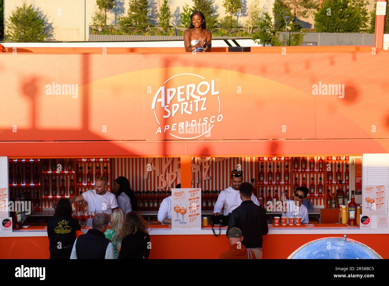 Aperol spritz aperidisco -Fotos und -Bildmaterial in hoher Auflösung ...