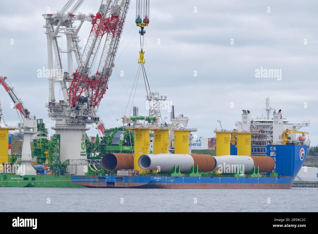 Der Orion Offshore Heavy Lift-Kran, der Windturbinenmonopiles von der ...