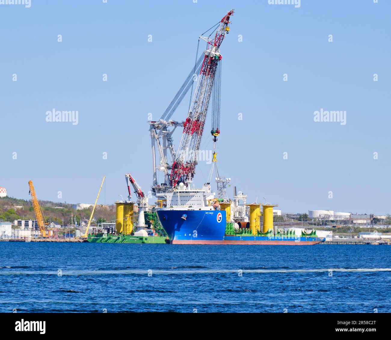 Der Orion Offshore Heavy Lift-Kran, der Windturbinenmonopiles von der ...