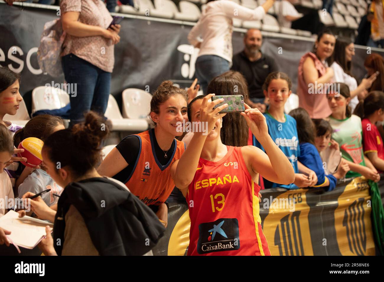 Vigo, Spanien. 26. Mai 2023. Spieler Andrea Vilaro signiert Autogramme ... Vigo, Spanien. 26. Mai 2023. Spieler Andrea Vilaro signiert Autogramme ...