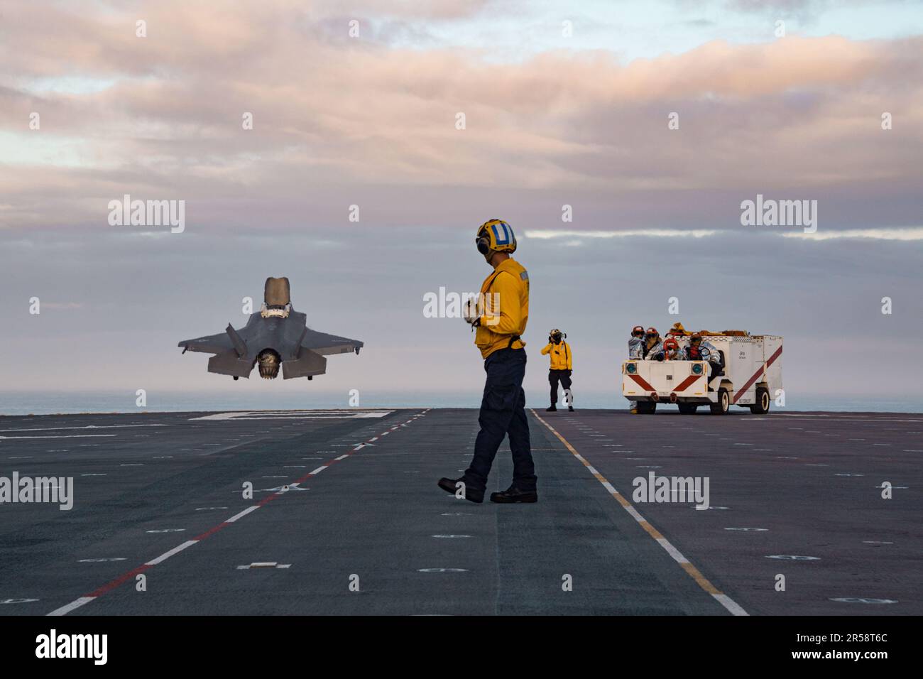 EAST CHINA SEA (30. Mai 2023) Airman Jacob Wyatt, aus Tampa, Florida ...