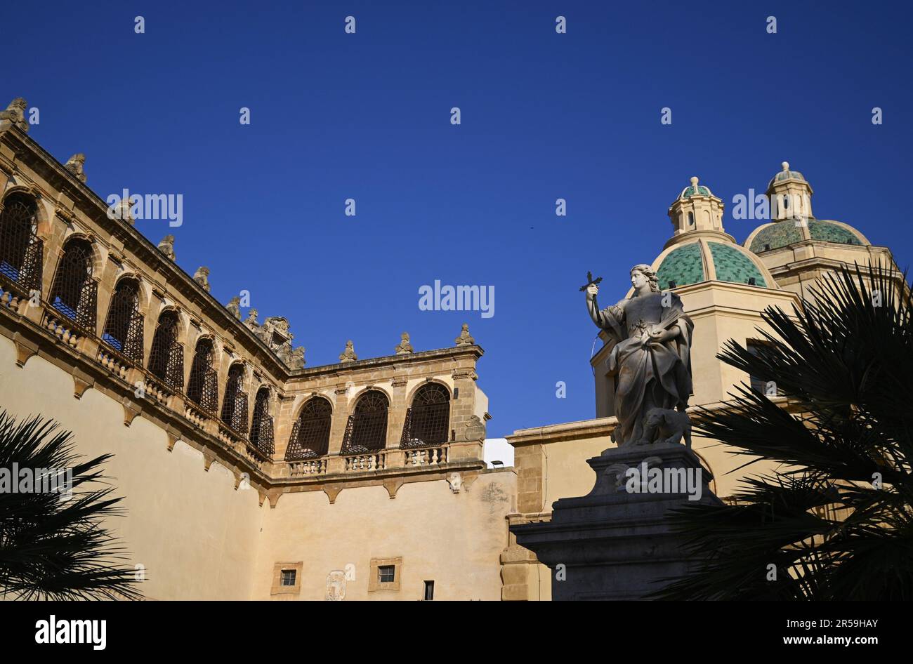 Malerischer Blick von außen und Kuppel auf die Basilika Cattedrale del ...