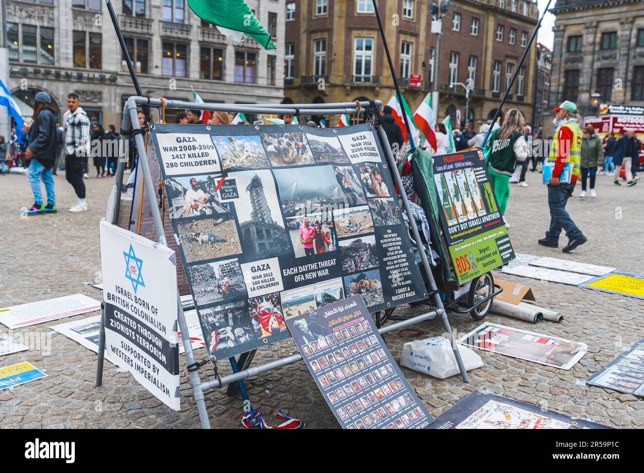 04.18.2023 Amsterdam, Niederlande. Gewalt gegen Frauen im Iran stößt ...