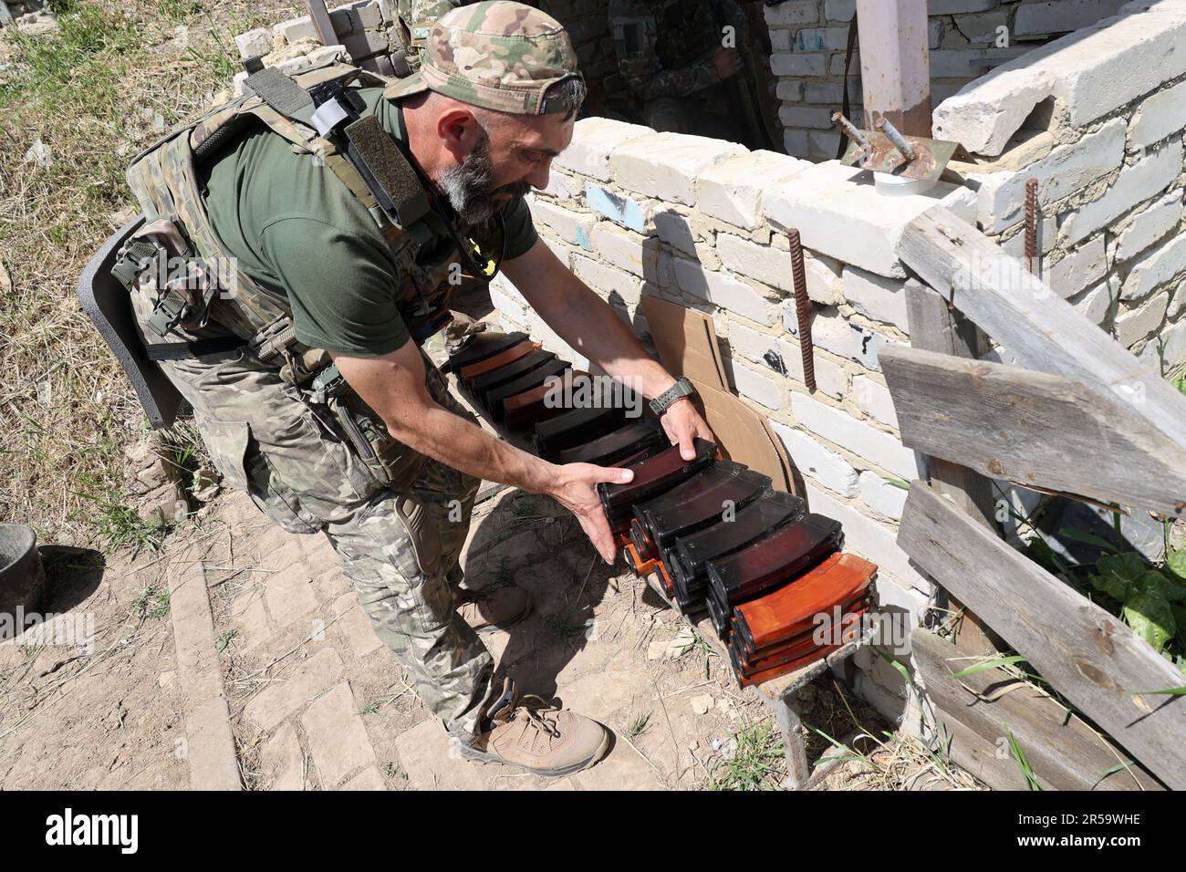 CHARKIV REGION, UKRAINE - 1. JUNI 2023 - Ein Soldat Stapelt ...