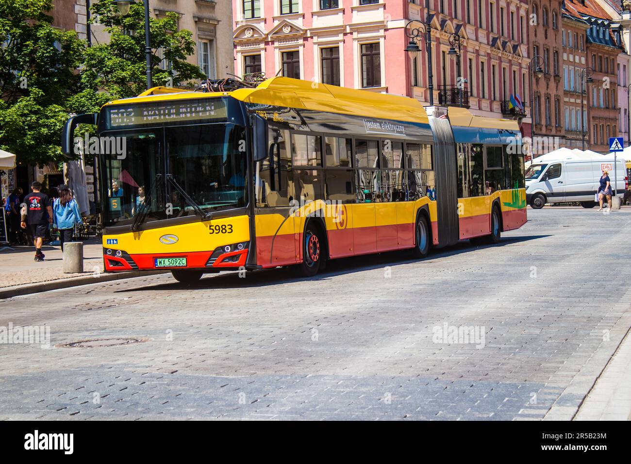 Warschau, Polen - 28. Mai 2023 Busfahrt durch die Straßen von Warschau ...