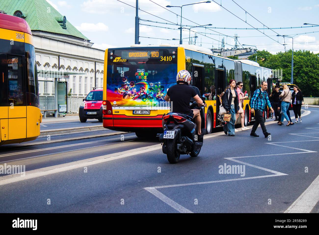 Warschau, Polen - 28. Mai 2023 Busfahrt durch die Straßen von Warschau ...