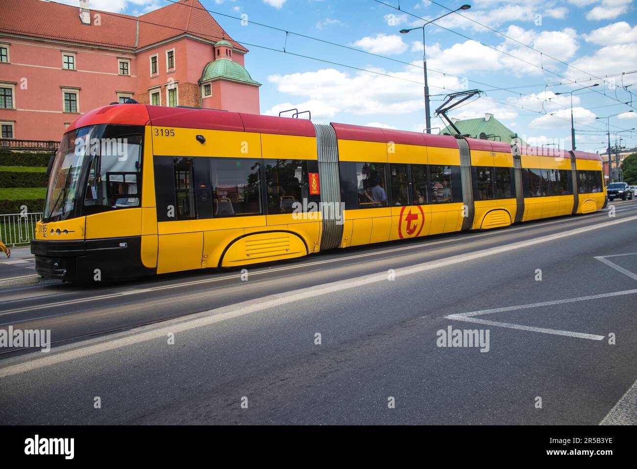 Warschau, Polen - 28. Mai 2023 Elektrische Straßenbahn in den Straßen ...