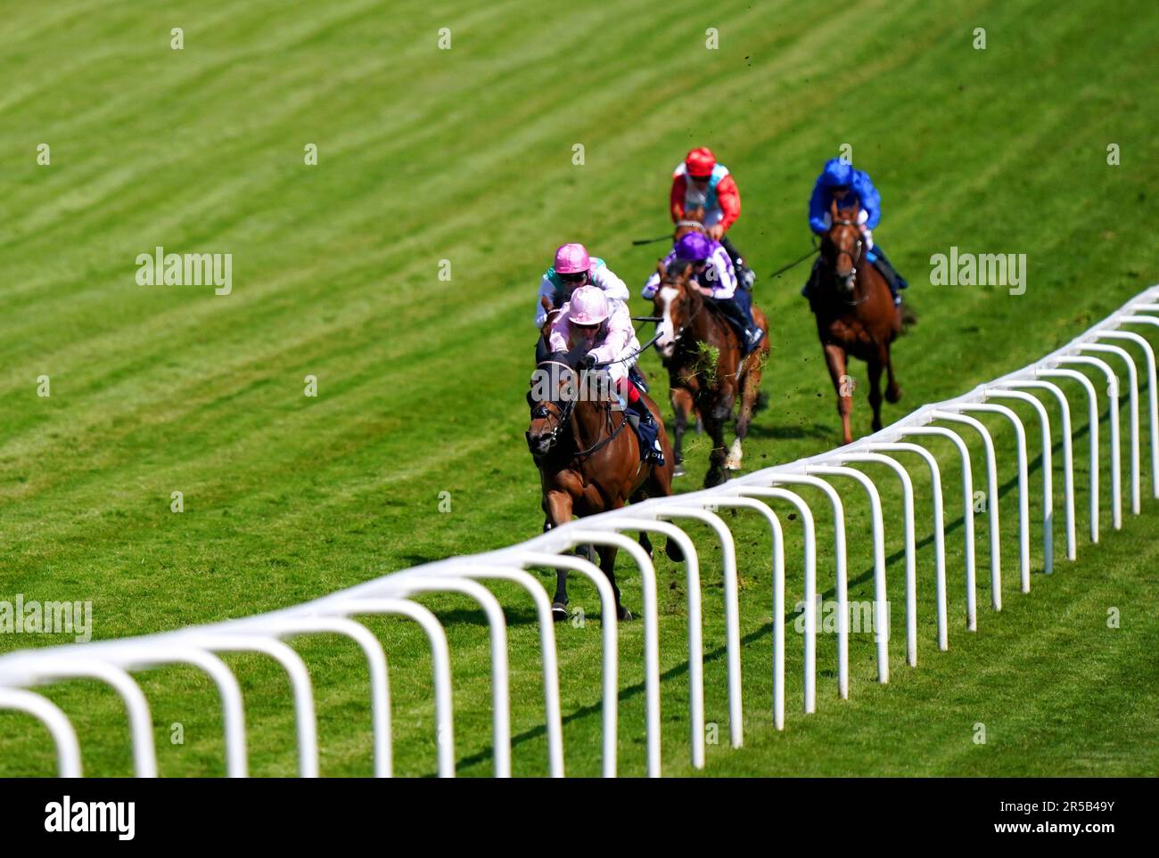 Emily Upjohn reitete von Jockey Frankie Dettori auf dem Weg zum Sieg ...