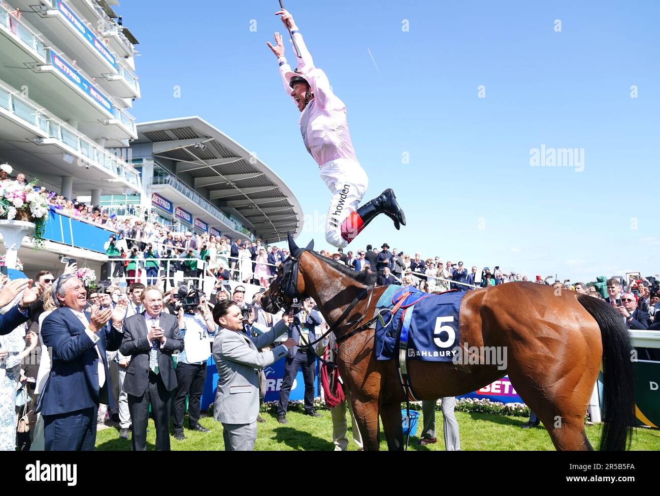 Jockey Frankie Dettori feiert den Sieg des Dahlbury Coronation Cup ...