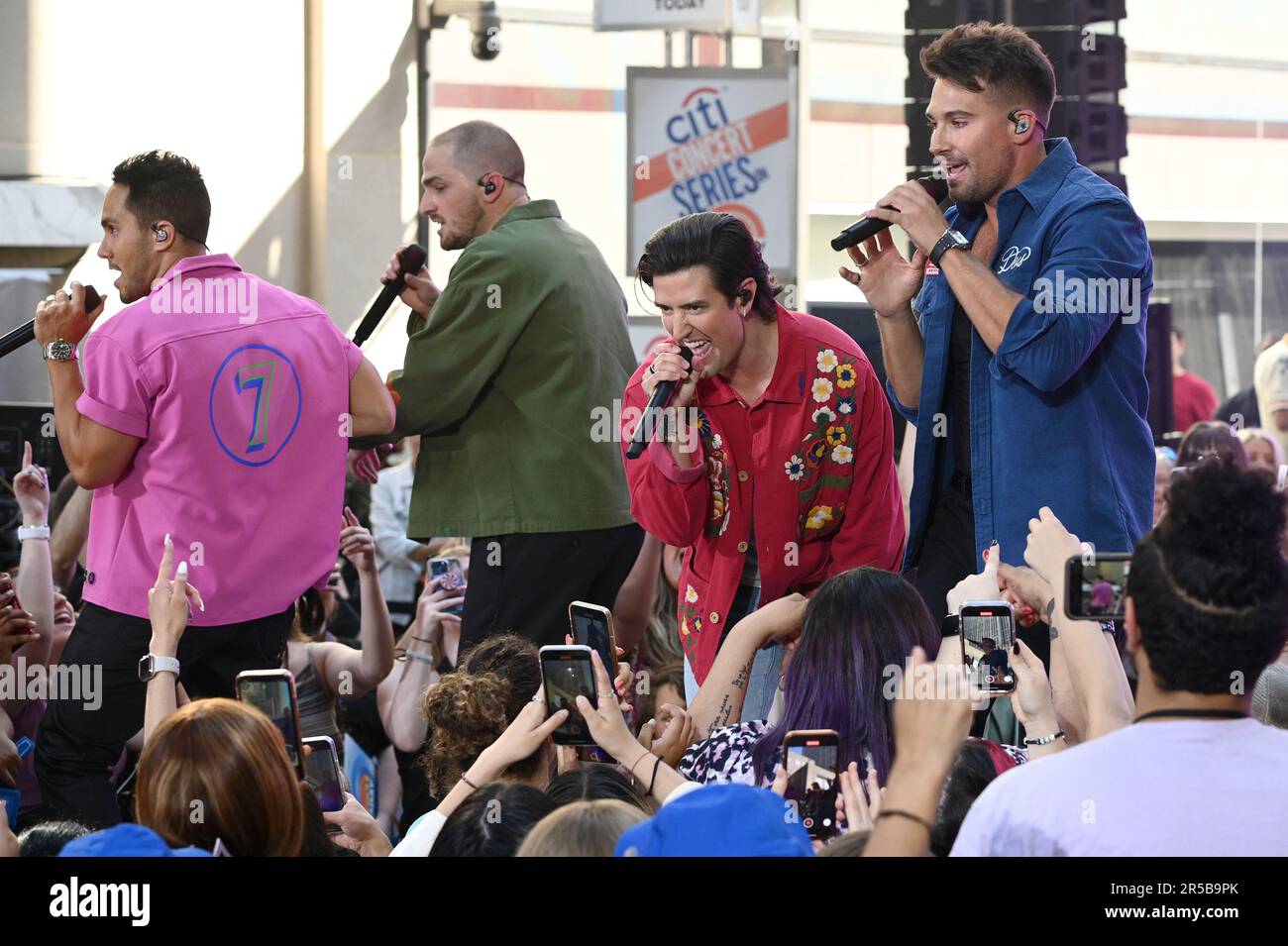 (L-R) Kendall Schmidt, Carlos Pena Vega, James Maslow und Logan ...