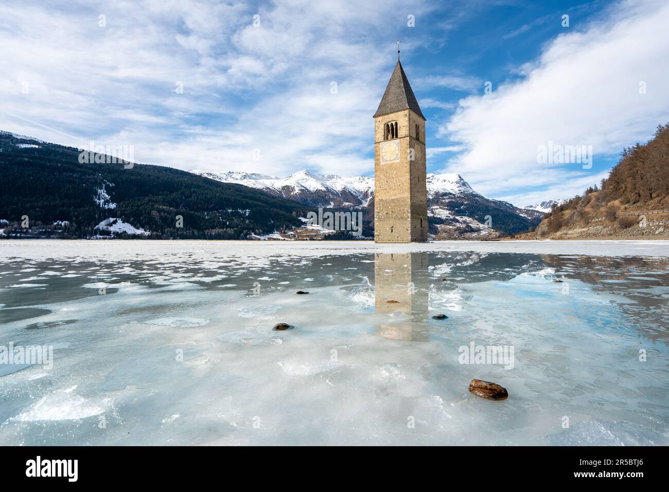 Lago di resia lago di resia -Fotos und -Bildmaterial in hoher Auflösung ...