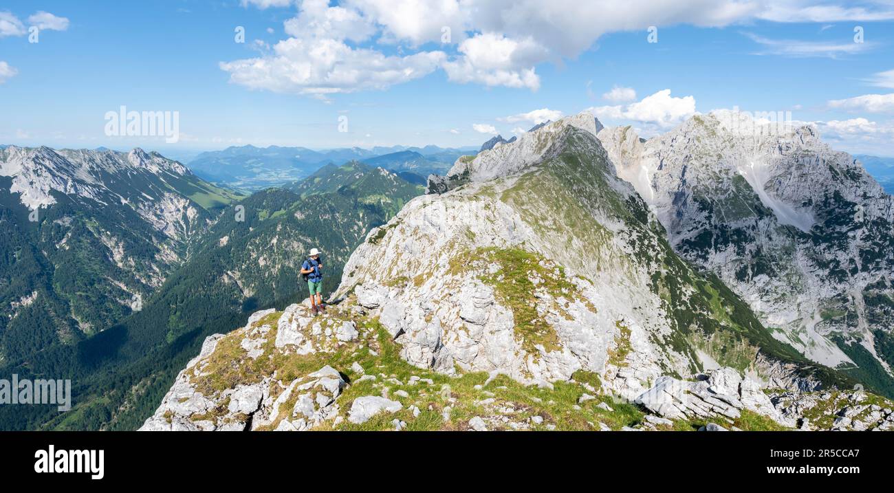 Bergsteiger auf einem schmalen Bergkamm, überqueren den Hackenkoepfe ...