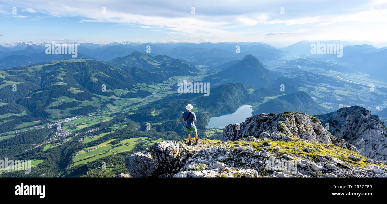 Bergsteiger auf dem Gipfel des Scheffauer, Blick auf Hintersteiner See ...