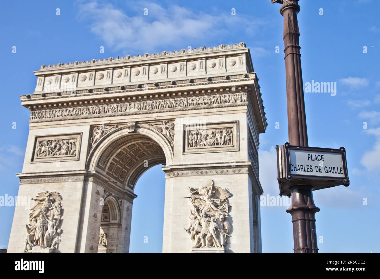 Der Triumphbogen (Arc de Triomphe de lEtoile) ist eines der ...