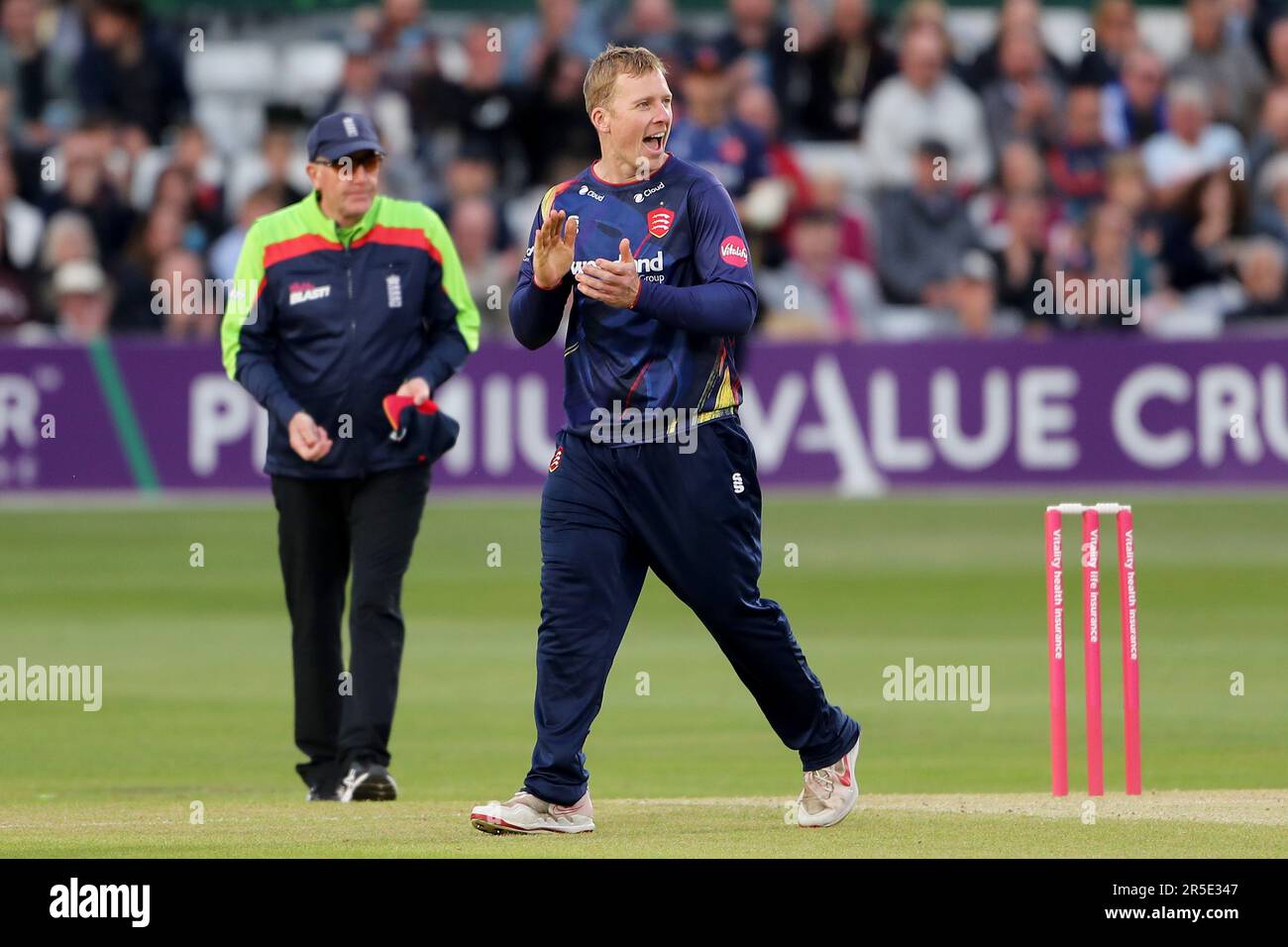 Simon Harmer von Essex feiert das Wicket von Ross Whiteley bei Essex ...