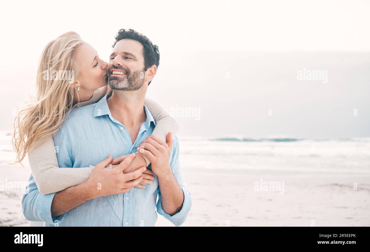 Strand, Liebe und Paar Umarmung und Kuss im Urlaub, Urlaub und ...