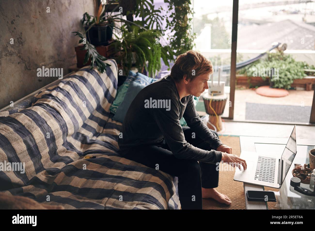 Solange ich zu Hause bleibe, bleibe ich in Verbindung. Ein junger Mann ...