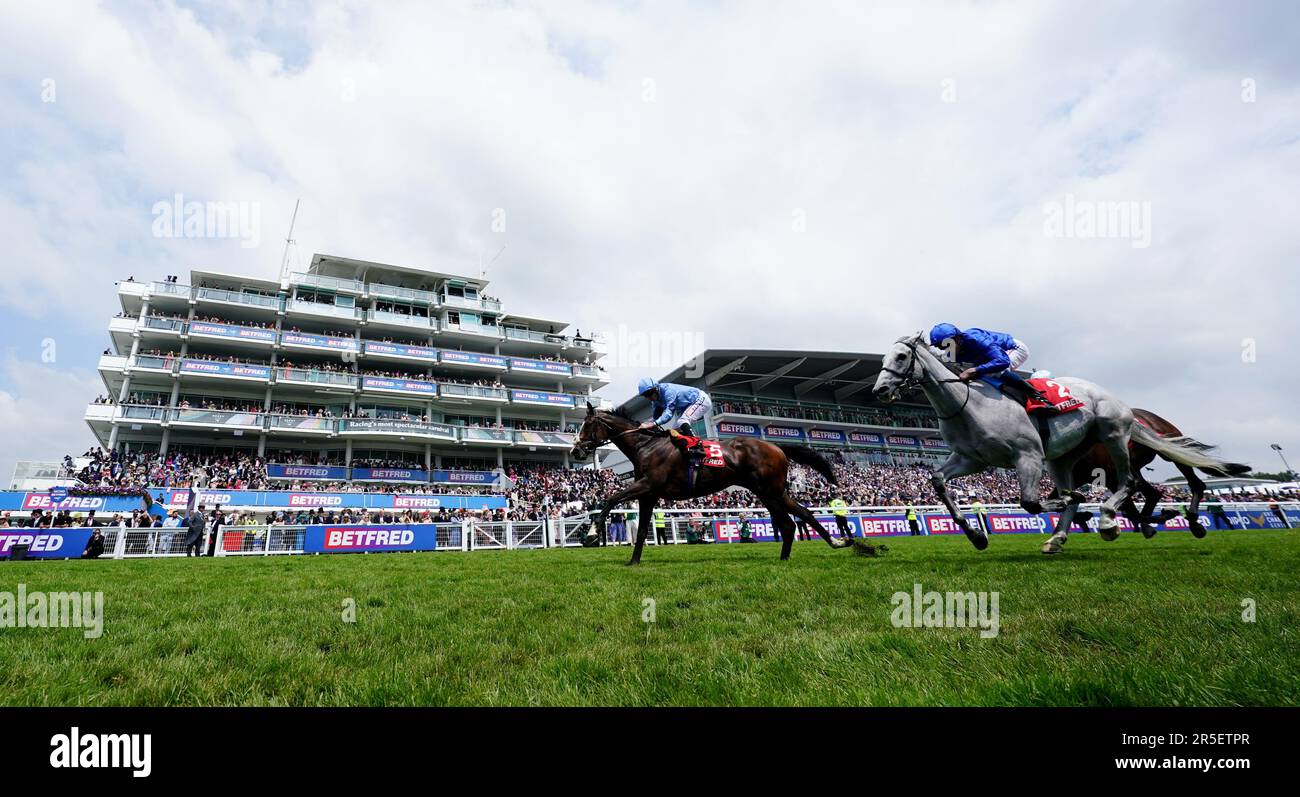 Regal Reality Ridted by Ryan Moore (links) gewinnt die Betfred Diomed ...