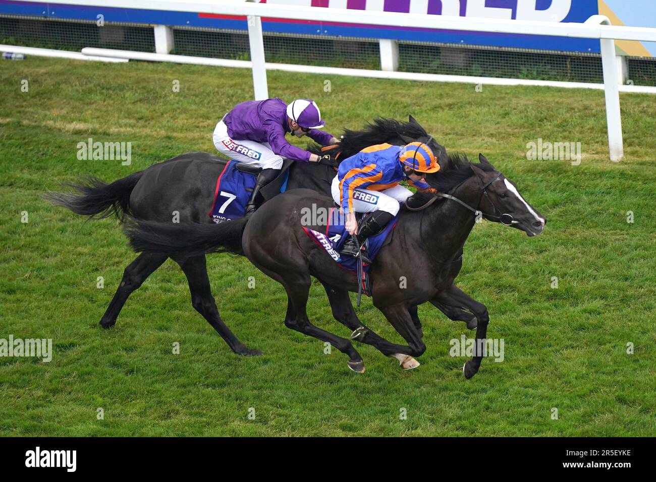 Auguste Rodin Ridded by Jockey Ryan Moore (rechts) gewinnt das Betfred ...