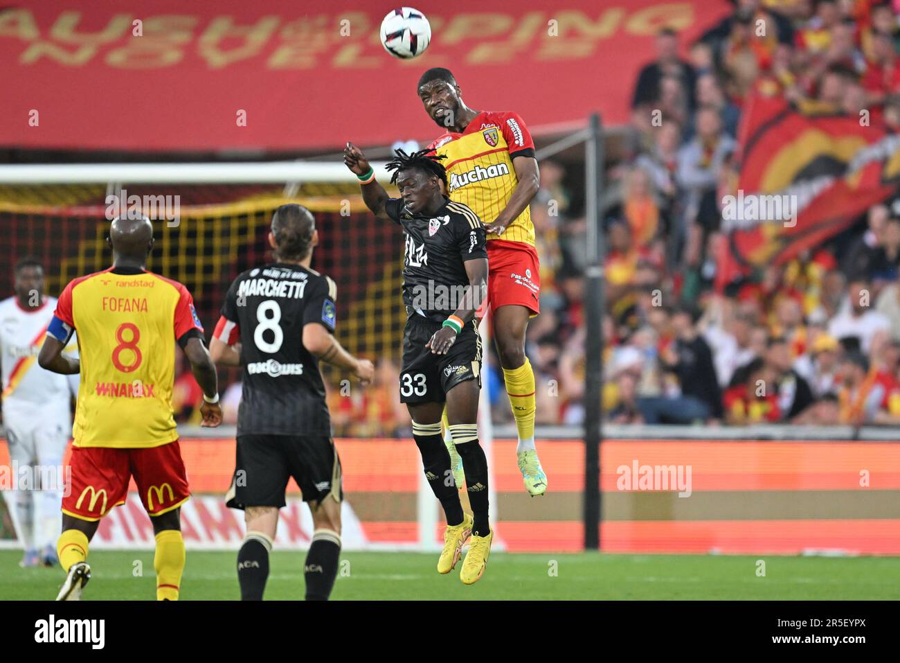 Ben Hamed Toure (33) von Ajaccio und Kevin Danso (4) von RC Lens, die ...