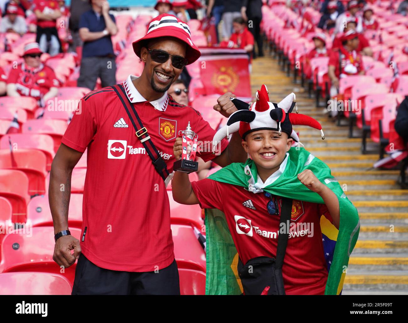 Manchester United-Fans auf den Tribünen vor dem Emirates FA Cup-Finale ...
