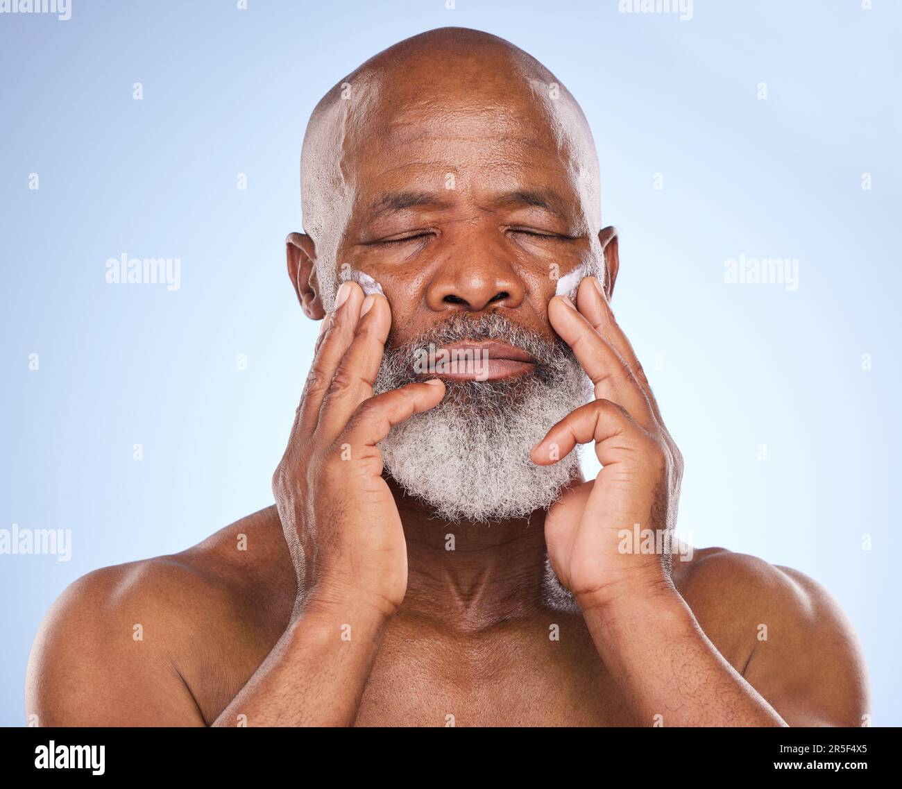 Hautpflege, Creme und Schönheit mit schwarzem Mann im Studio für Sonnencreme gegen Altern oder ...