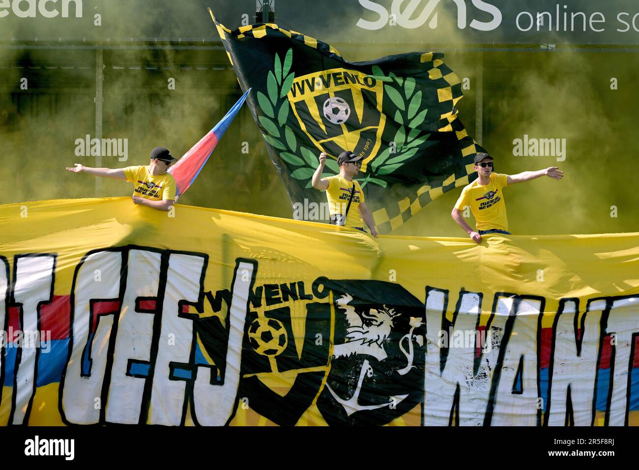 ALMERE – VVV-Venlo-Fans vor dem Play-off-Werbe-/Relegationsspiel ...