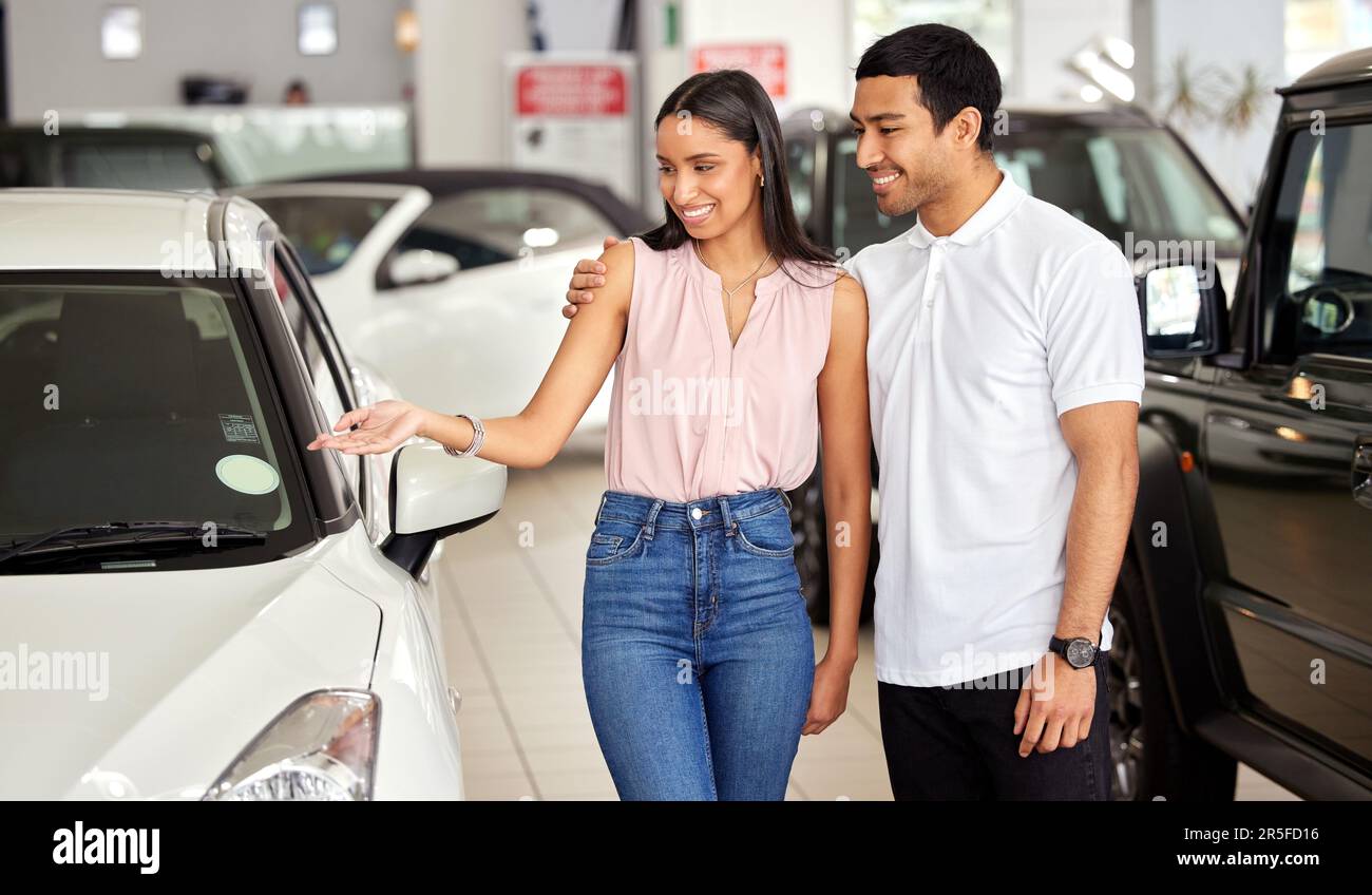 Paar im Autohaus, Auswahl und Transport mit Lächeln, Leute, die ein ...