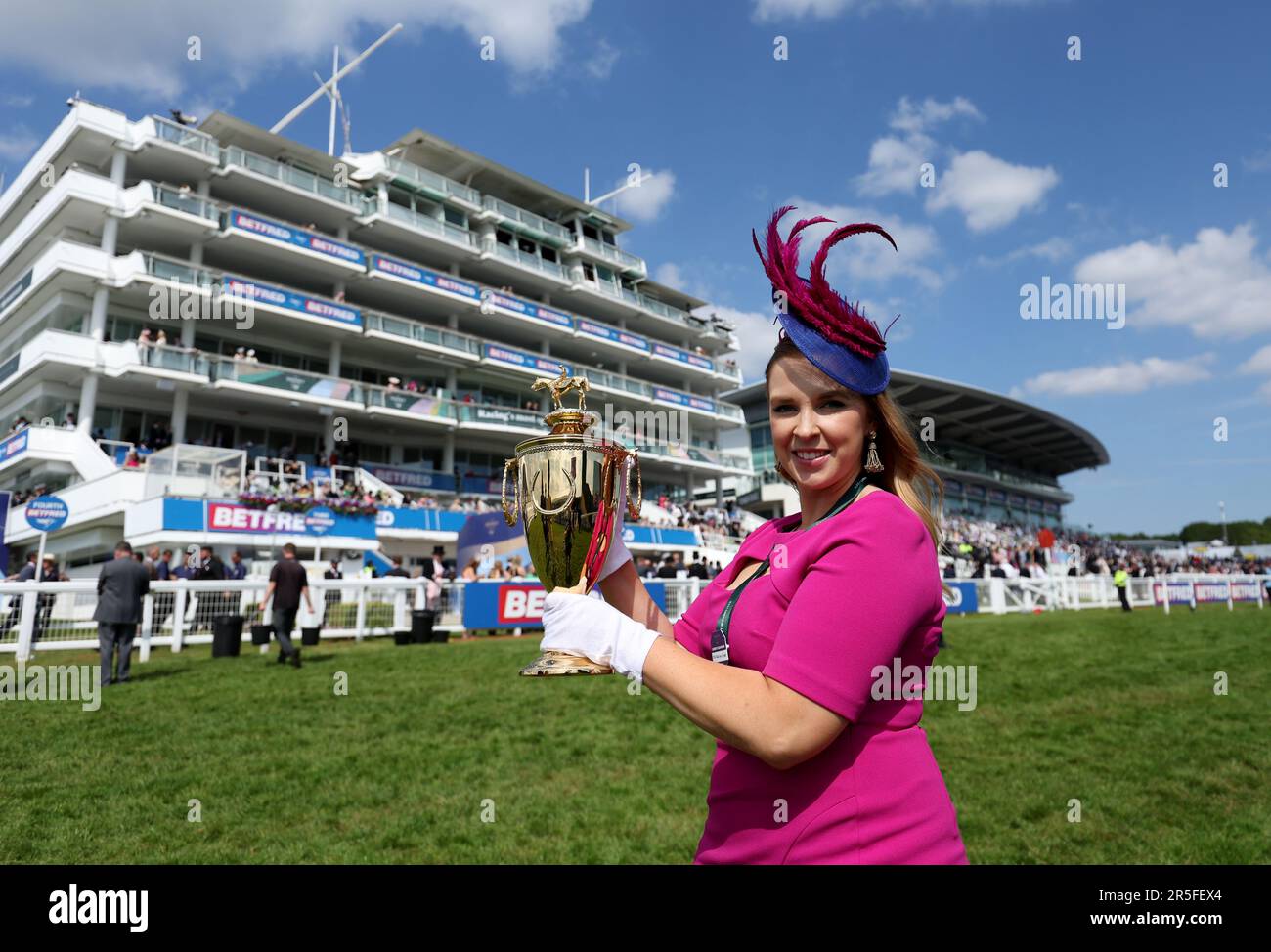 Katrina Helmer posiert mit der Trophäe „Kentucky Derby“ am Derby Day ...