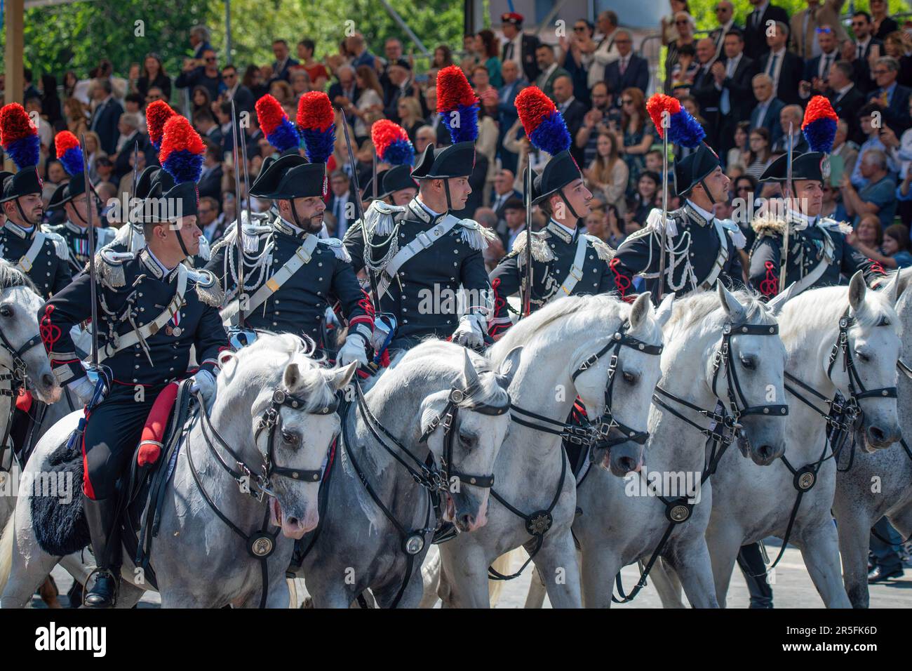 Carabinieri parade uniform -Fotos und -Bildmaterial in hoher Auflösung ...