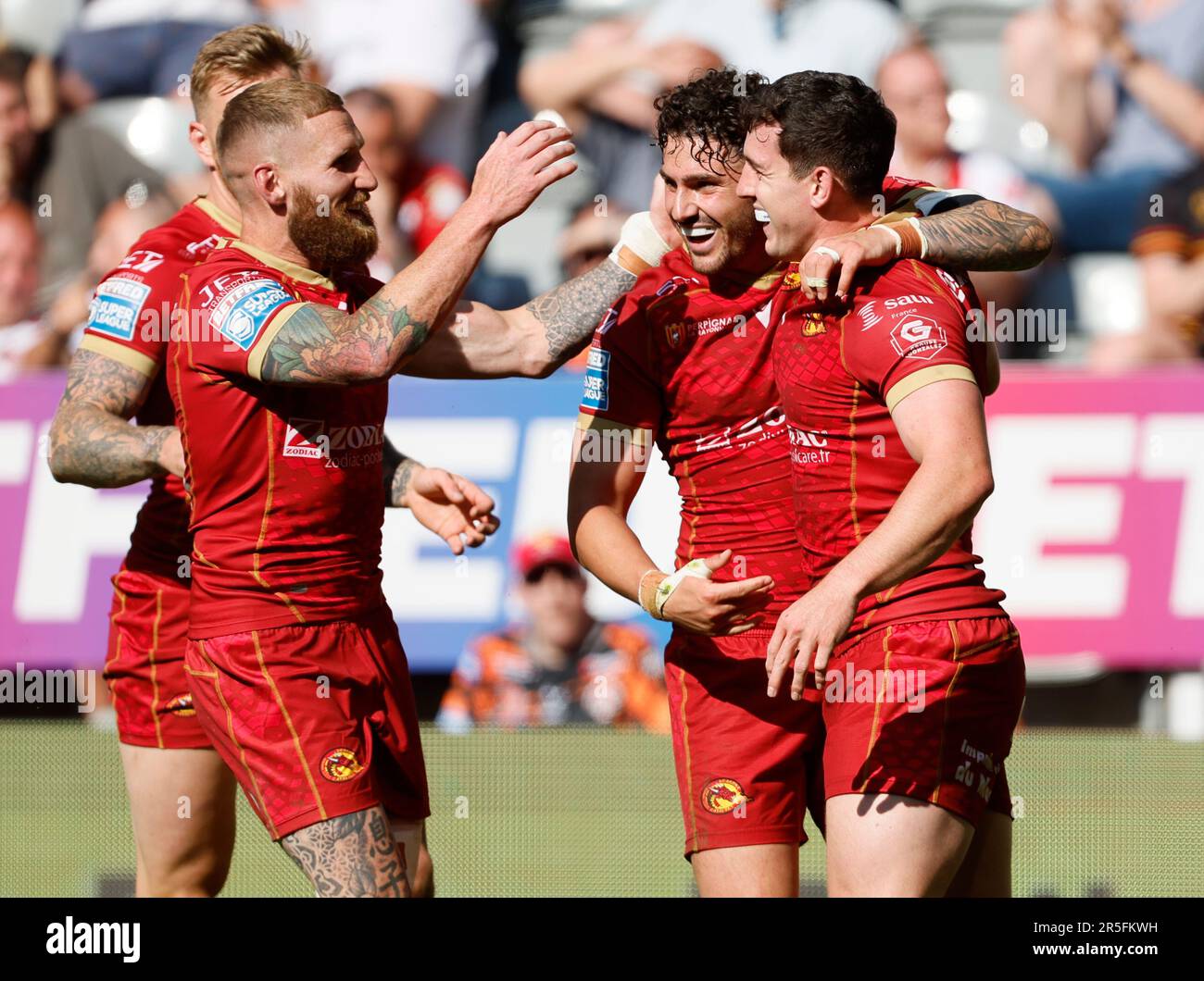 Matt Whitley von Catalans Dragons (rechts) feiert einen Versuch beim ...