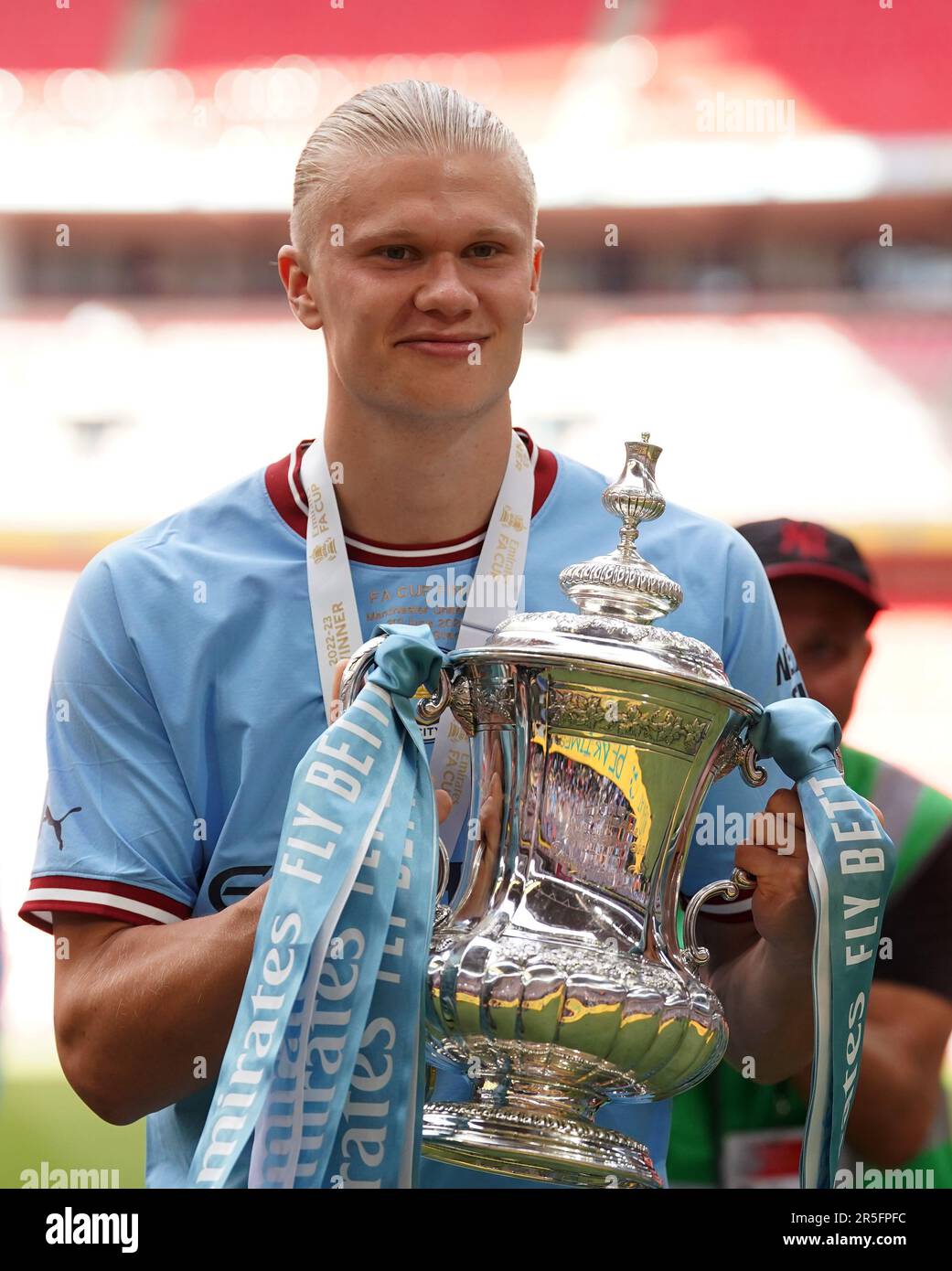 Erling Haaland von Manchester City mit der Trophäe „Emirates FA Cup ...