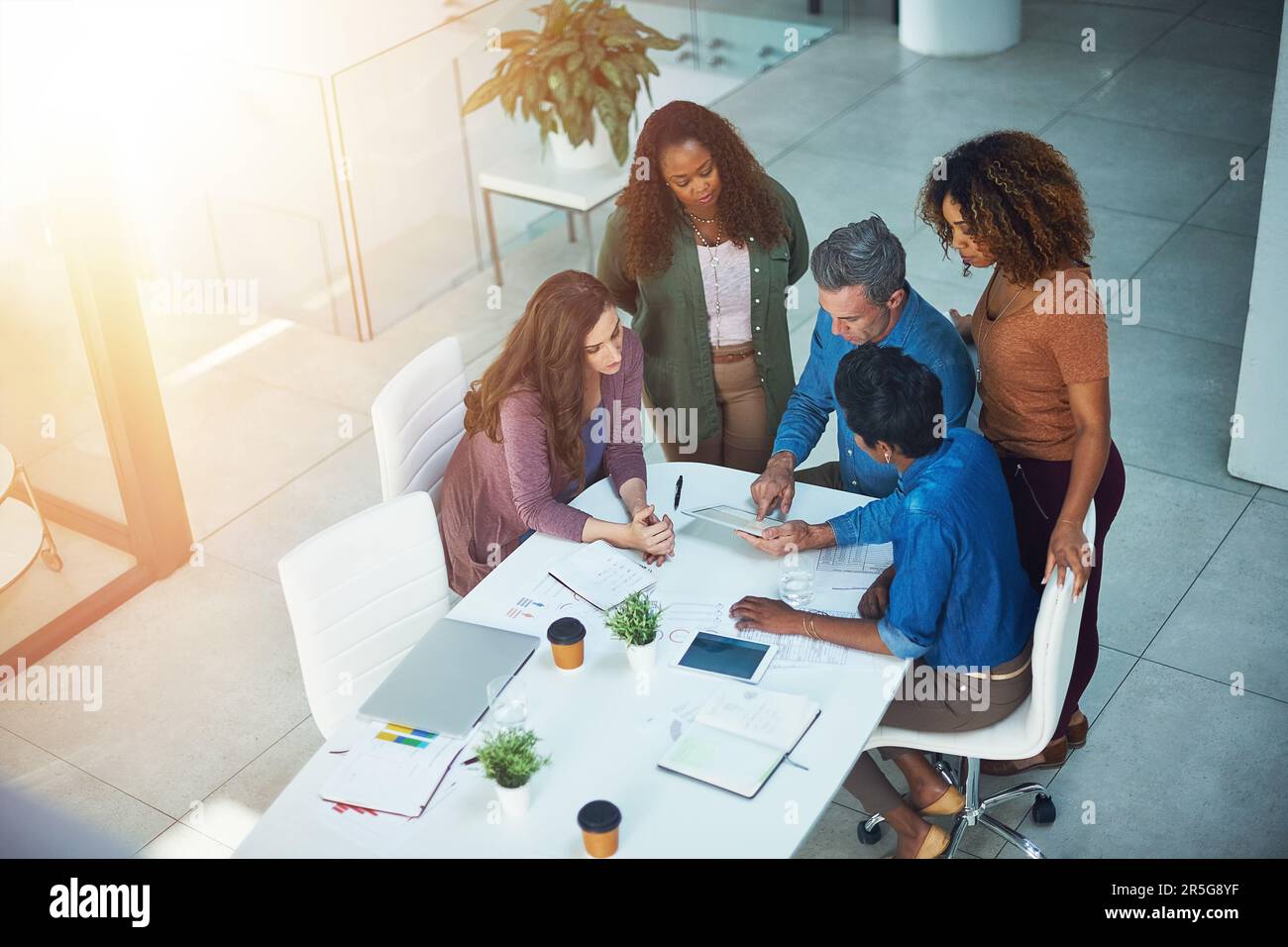 Großartige Konstruktionen zur Vervollständigung bringen. Eine Gruppe von Designern versammelt ...