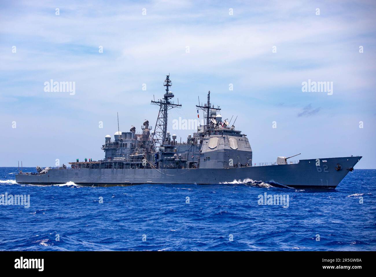230603-N-KW492-0551 PHILIPPINE SEA (3. Juni 2023) The Ticonderoga-class Guided-Missile Cruiser ...