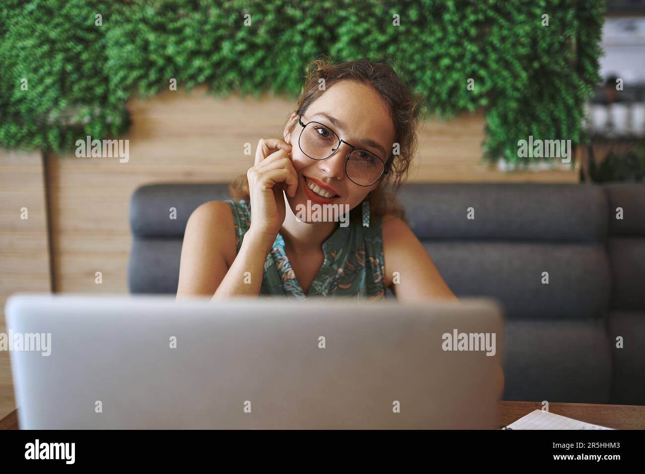 Ich liebe die Flexibilität, ein Freiberufler zu sein. Eine junge Frau ...