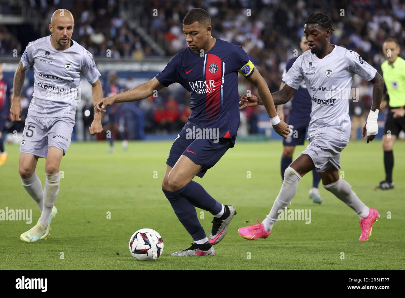 Kylian Mbappe von PSG zwischen Johan Gastien und Muhammed Cham ...