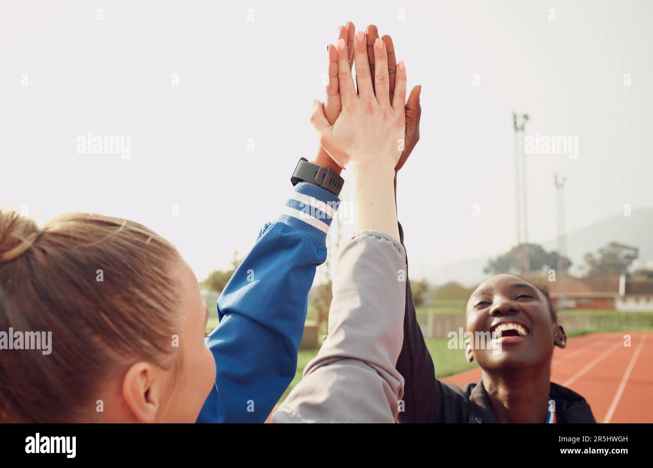 Menschen, Vielfalt und High Five in der Fitness für Teamwork, Einheit ...